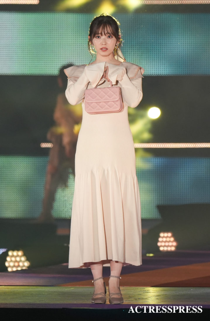 与田祐希（乃木坂46）、鈴木愛理、さおりん（ヘラヘラ三銃士）らが、『dazzlin』のステージを華やかに彩る‼ 上品さが引き立つ秋冬らしい着こなしを披露。＜Rakuten GirlsAward ...