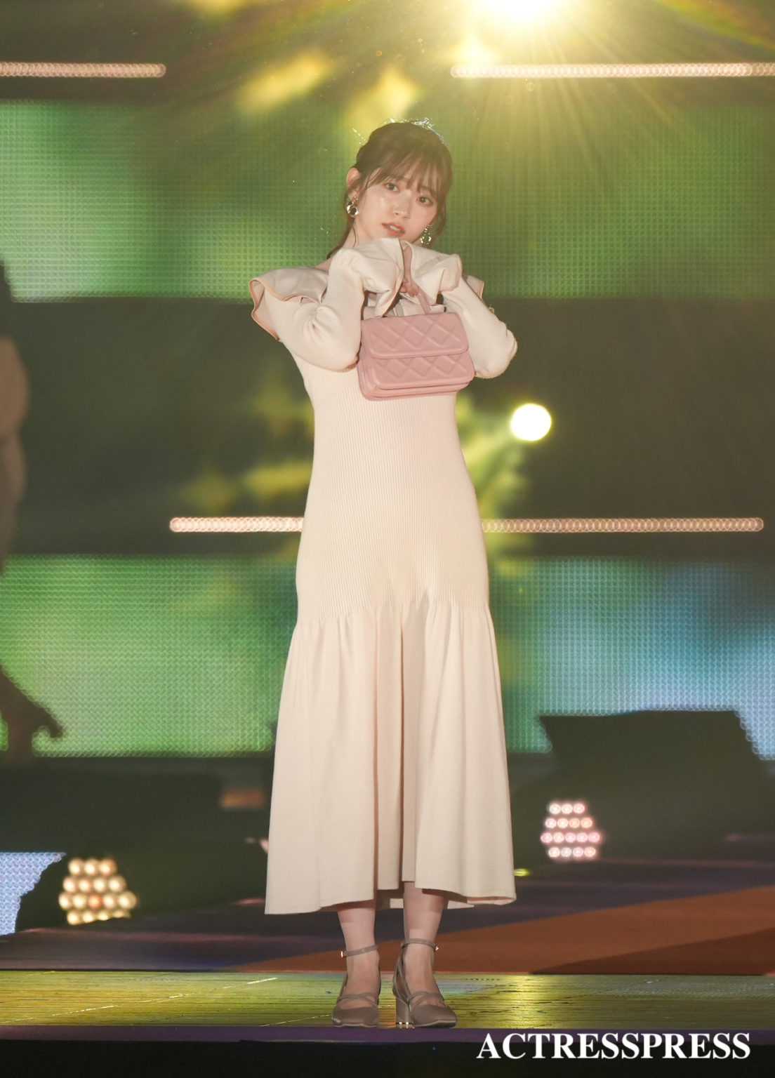 与田祐希（乃木坂46）、鈴木愛理、さおりん（ヘラヘラ三銃士）らが、『dazzlin』のステージを華やかに彩る‼ 上品さが引き立つ秋冬らしい着こなしを披露。＜Rakuten GirlsAward ...