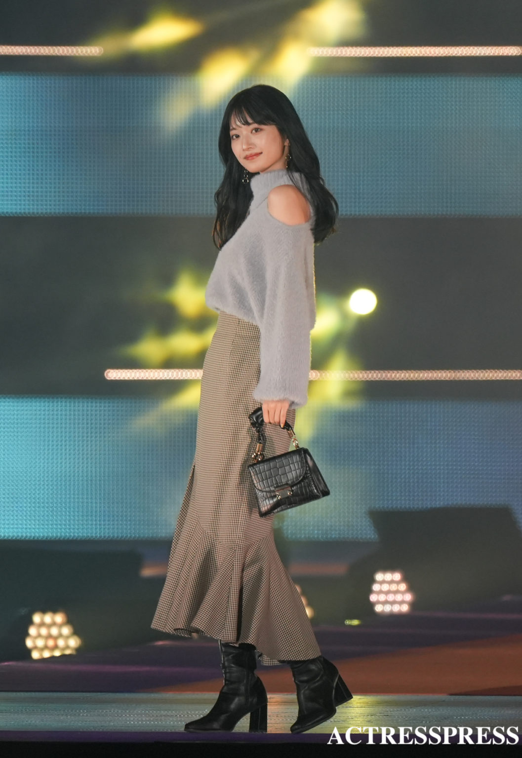 与田祐希（乃木坂46）、鈴木愛理、さおりん（ヘラヘラ三銃士）らが、『dazzlin』のステージを華やかに彩る‼ 上品さが引き立つ秋冬らしい着こなしを披露。＜Rakuten GirlsAward ...