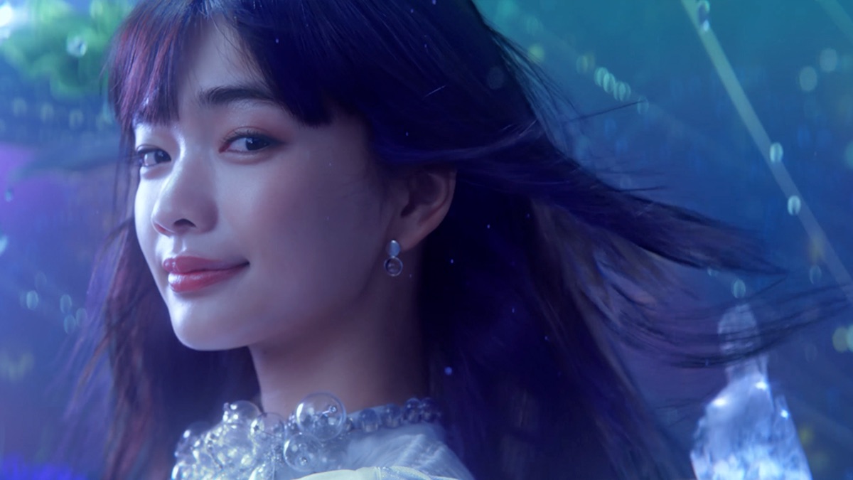 注目女優・見上愛、つるサラ髪をなびかせながらマーメイドになって原宿を泳ぐ！？Essential サマープロモーションムービー公開 | ACTRESS PRESS