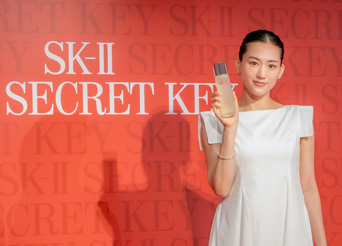 綾瀬はるか、肌年齢27歳を保つ秘訣は「肌と会話をしながらのスキンケア」 | ACTRESS PRESS