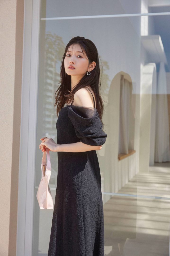 モデル・小室安未が着こなす「SNIDEL」夏コーデ!! 太陽を味方につけて叶えるサマールック紹介 | ACTRESS PRESS